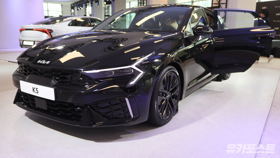 "국산 중형 세단 자존심" 기아 K5 페이스리프트 매력적인 '블랙 핏 디자인' 쏘나타를 넘어 설까?
