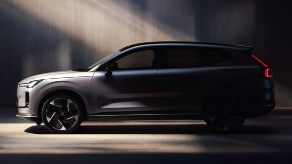 SUV로 부활한 볼보 XC70, 200km 전기 주행의 하이브리드 혁신